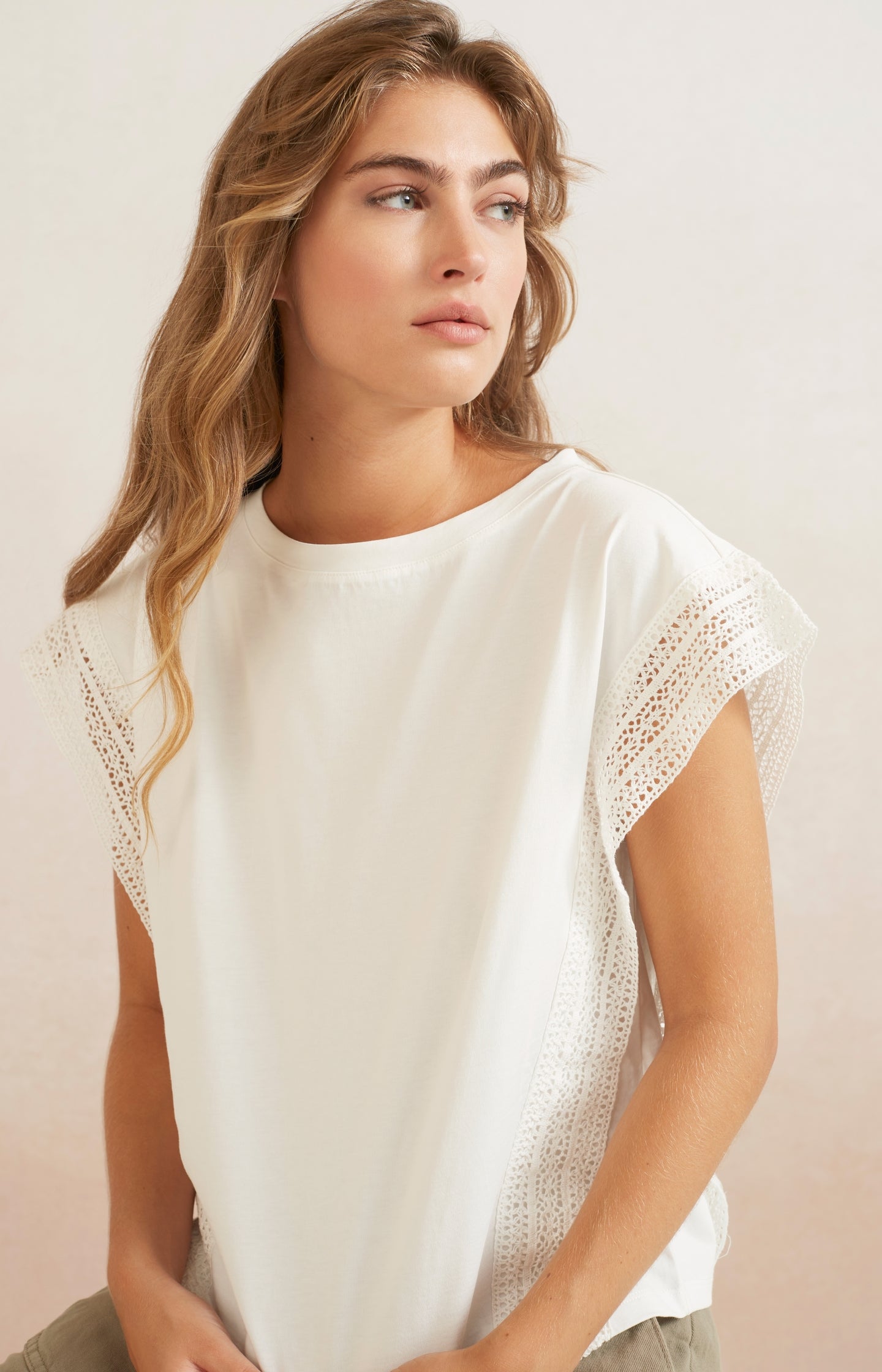 Cotton sleeveless top with round neck and lace details