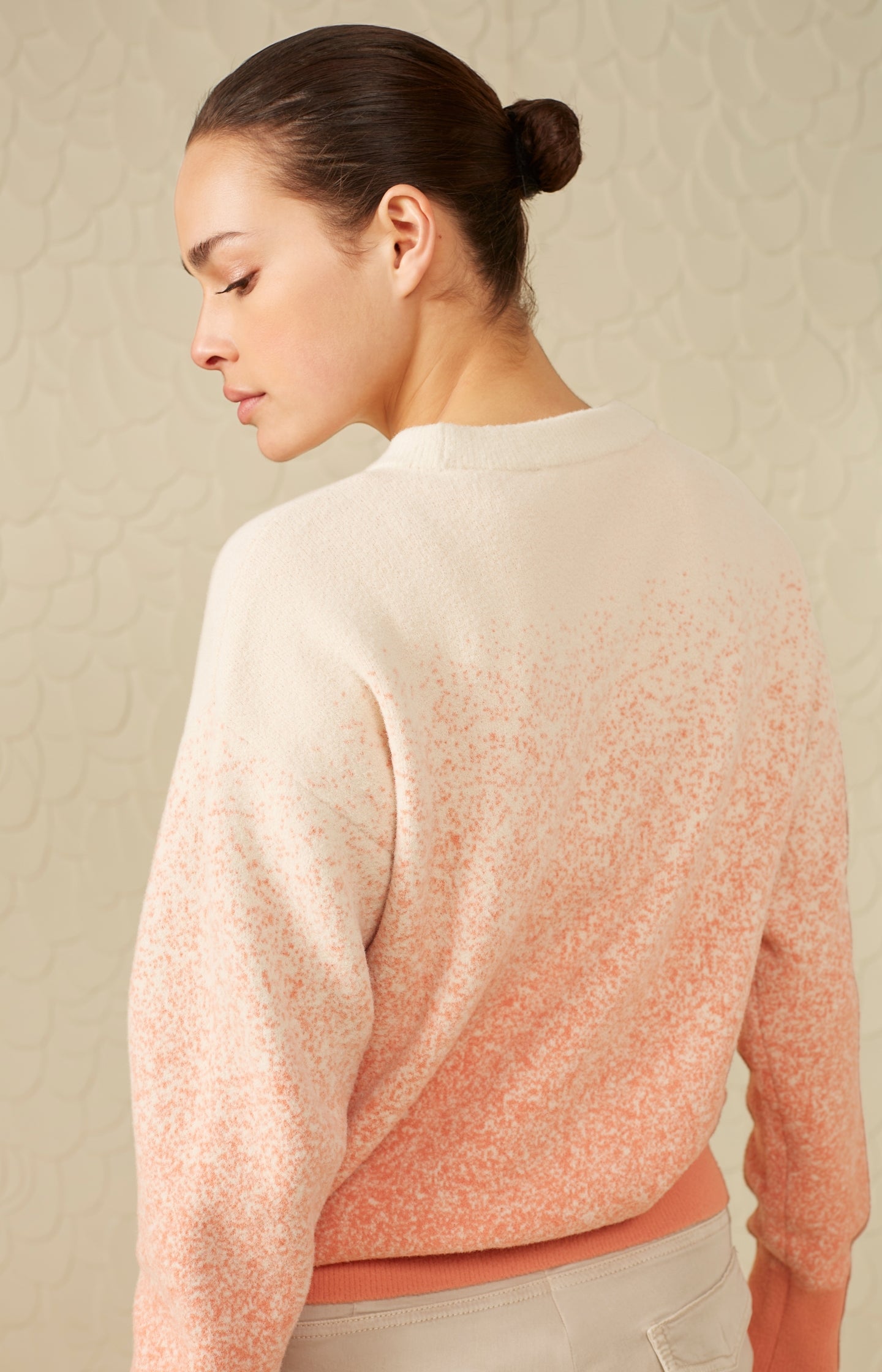 Dip dye sweater with crewneck and long sleeves