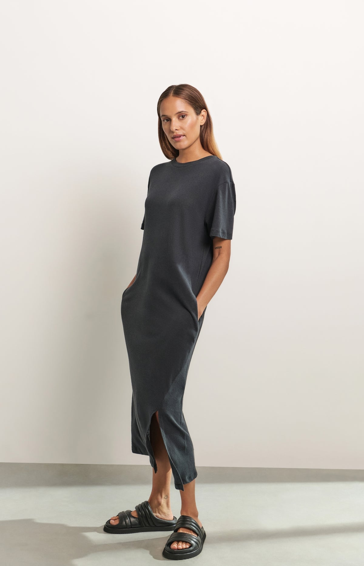 Linen blend T-shirt dress with short sleeves and slit