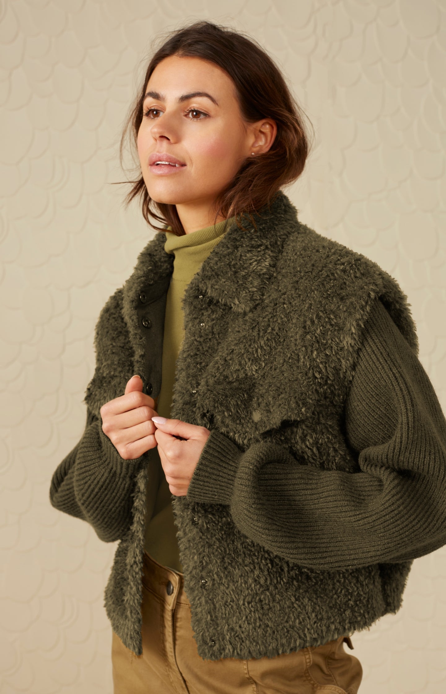 Short teddy jacket with long puff sleeves and pockets