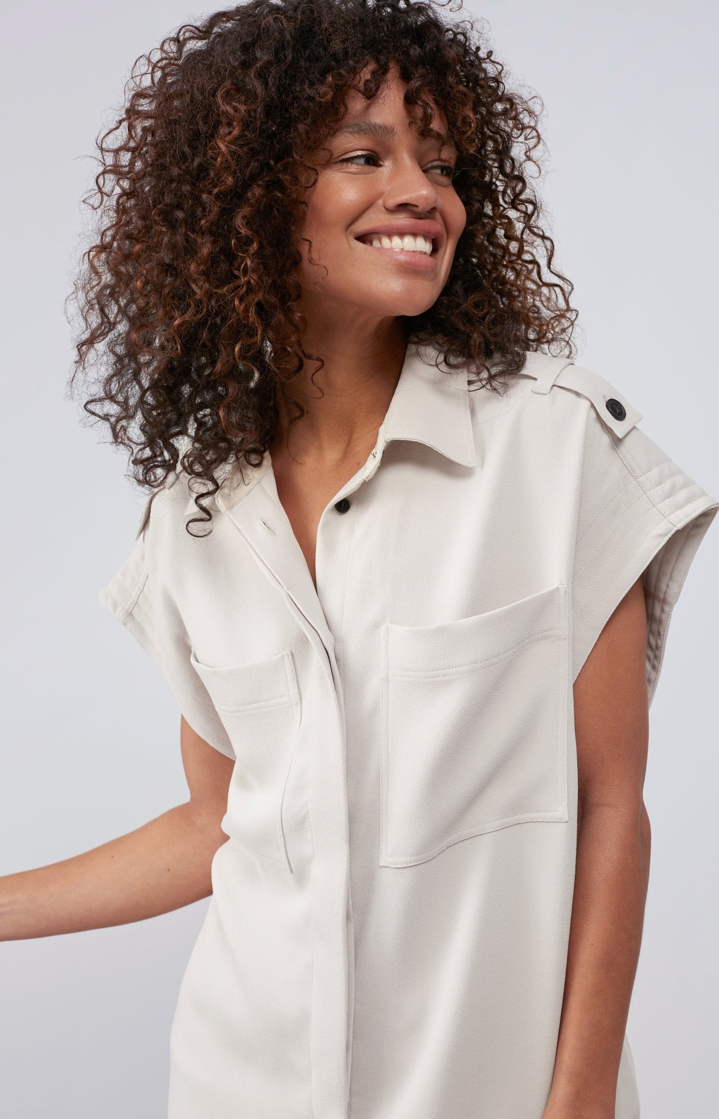 Sleeveless shirt jacket with chest pockets and button detail