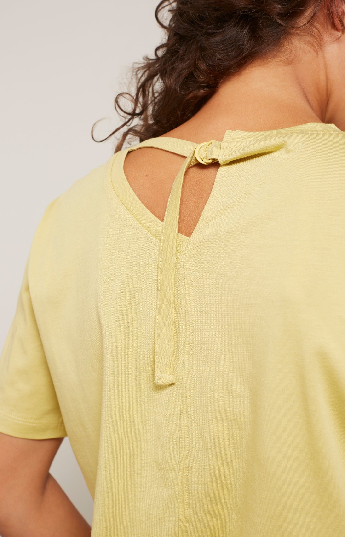 T-shirt met ronde hals, korte mouwen en rugdetail